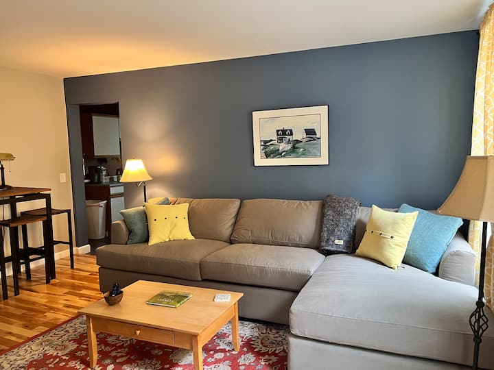 2 Blocks From The Top Of Church Street! - Burlington, VT