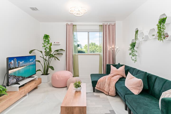 Remodel 1b/1b Parking, Wi-fi, Pet Ok, W/d - South Miami, FL