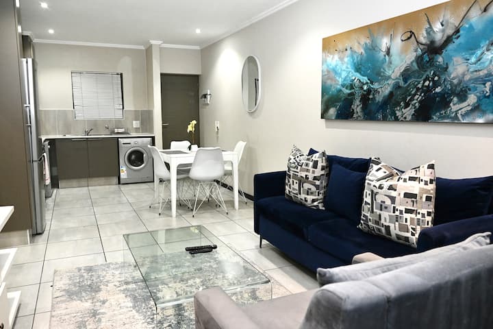A Lovely Garden Unit(no Loadshedding In The Area) - Sandton