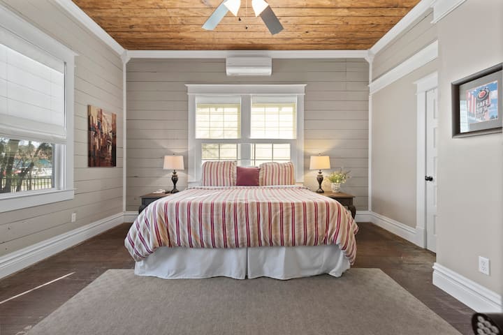 Maroon Room@the Besto'inn Waco(2.5blks From Silos) - Waco, TX