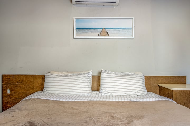 Beach House Apt 11 • Sleeps 4 • Kitchen + Sofa Bed - San Juan