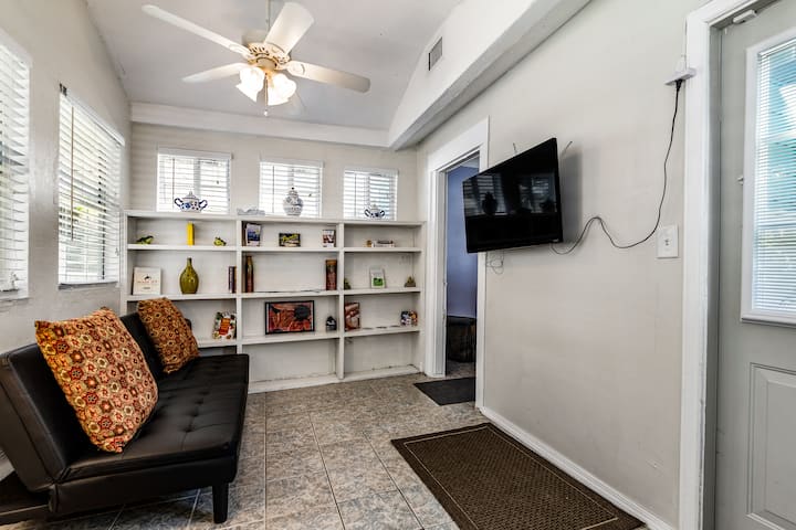 Pet Friendly Apt Near Uf, Perfect For Long Stays - Gainesville, FL