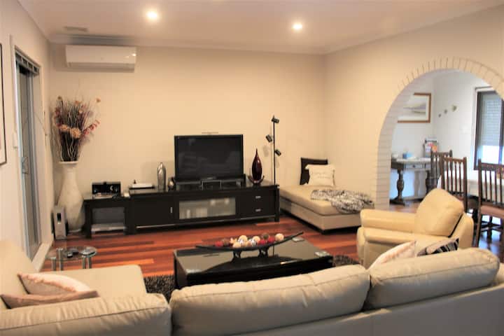 Guest Suite - Family Home Near Scarborough Beach - 클레어몬트