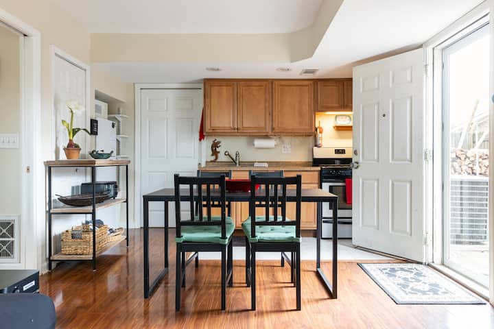 Garage Guesthouse - Sandy Springs, GA