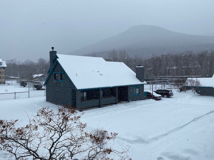 Center Court With Mountain Views, Pools & Tennis - Loon Mountain, NH