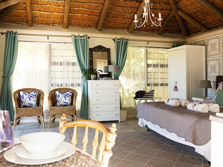Romantic Thatch Cottage Near Wilderness Beaches - Wilderness