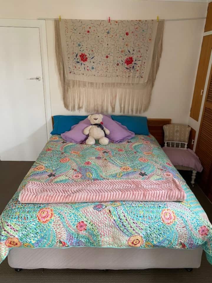 Alice's Room With Private En Suite - Penguin