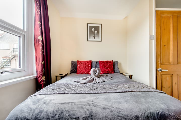 Cosy Double Room With Shared Bathroom - Newport