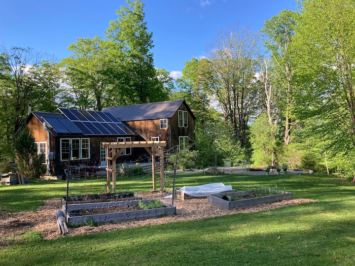 Cheerful 2 Bedroom Home With Amazing Outdoor Space - Brattleboro, VT