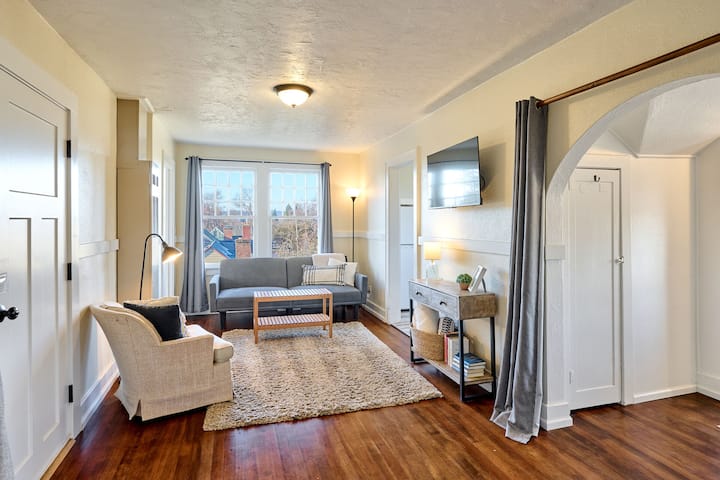 Charming Third Story Suite W/ Separate Entrance - Salem, OR