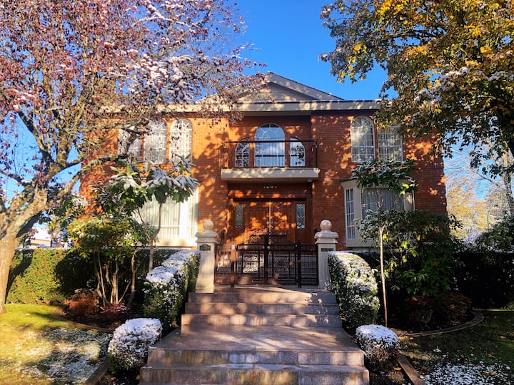 Super Cosy 8bedroom(10bed)&6bath -10min Dt/airport - Vancouver