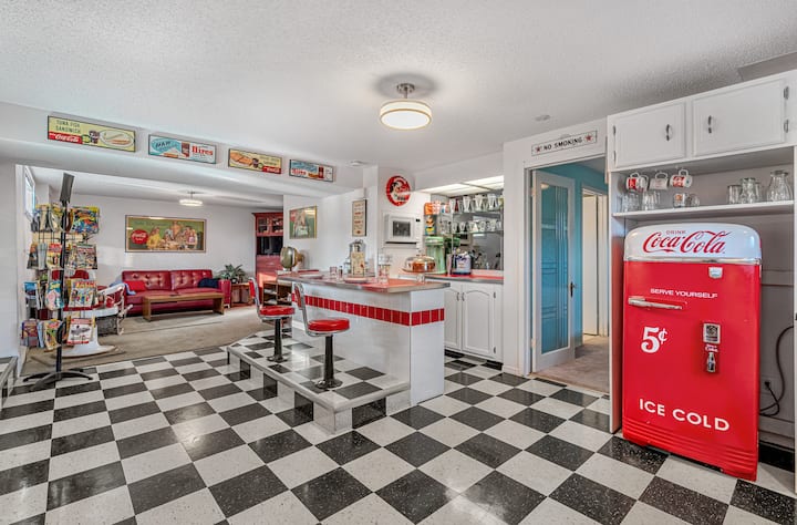 1950's Soda Shop Suite - Canada