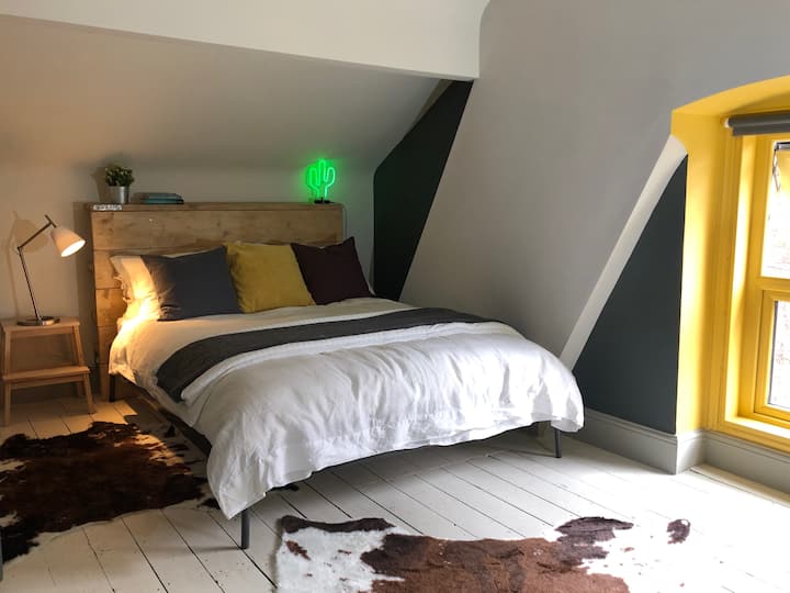 Cosy Attic - Private Bathroom - 15 Mins Liverpool - Guernsey