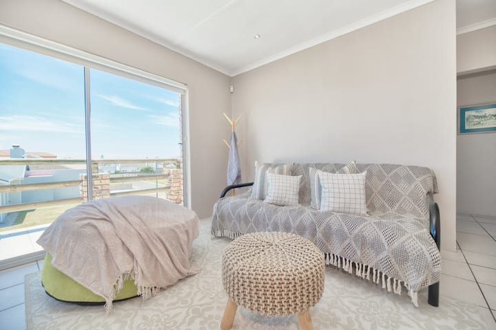 Land's Edge Wild Olive Upstairs Apartment - Solar - Struisbaai