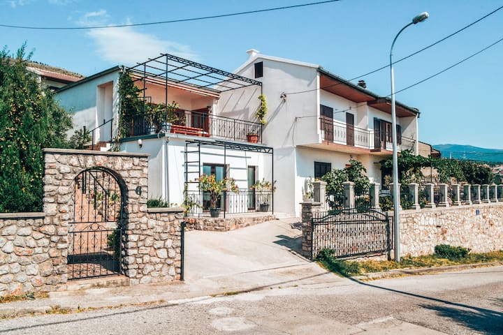 Apartment Gilja 1 & 2 (For 10 Persons) - Senj