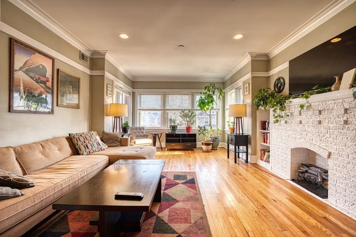 Huge Pet Friendly East Albany Park Apartment - Oak Park