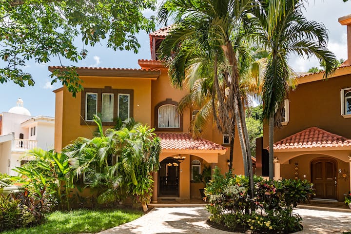 Ample Family Villa! Steps From The Beach! Playacar - Playa del Carmen