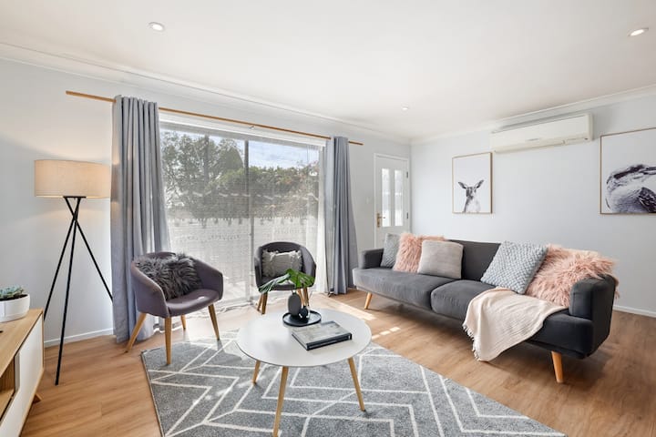 Bright And Airy 5 Bedroom Home - Walk To Manly! - Mosman
