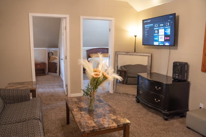 Host Lives Here. No Parties. Over Garage Unit. - Atlanta