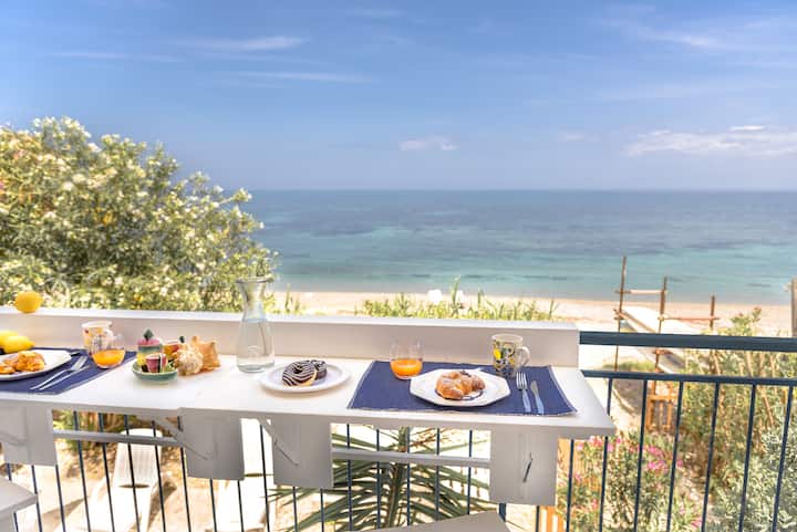 Beachfront Apartment With Pool And Beach Access - Santa Flavia