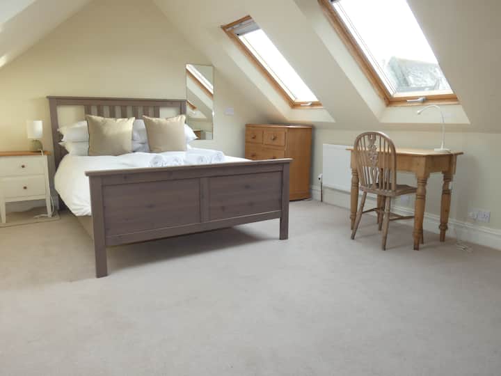 Spacious Double In Quiet Period House - Bristol