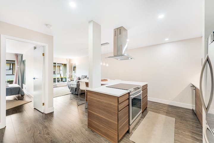 The House Of Blond Penthouse Level Suite In Lolo. - Vancouver