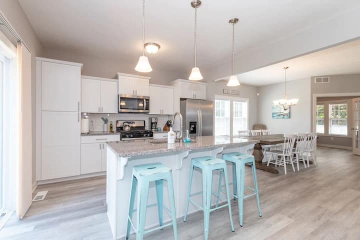 All Season Pool And Hot Tub, Sleeps 12, Pets Ok - South Haven, MI