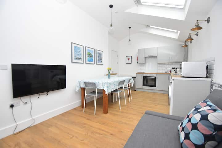 Quality Apartment, Parking, Leafy Suburb - Cardiff