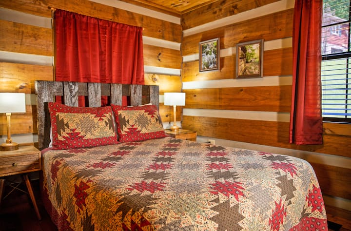 Cozy Cabin In The Smokies-hot Tub/jacuzzi/wifi - Cedar Cove - Townsend, TN
