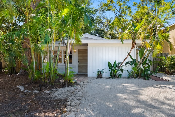Bamboo Bungalow - Ideal Location - Sarasota, FL