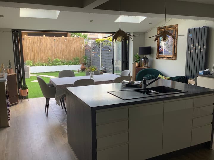 Cosy Family Home With Sociable Kitchen Diner - Bristol