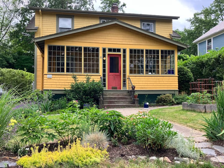 Cute 4 Bedroom Bungalow Right On Noho Bike Path - 北安普敦