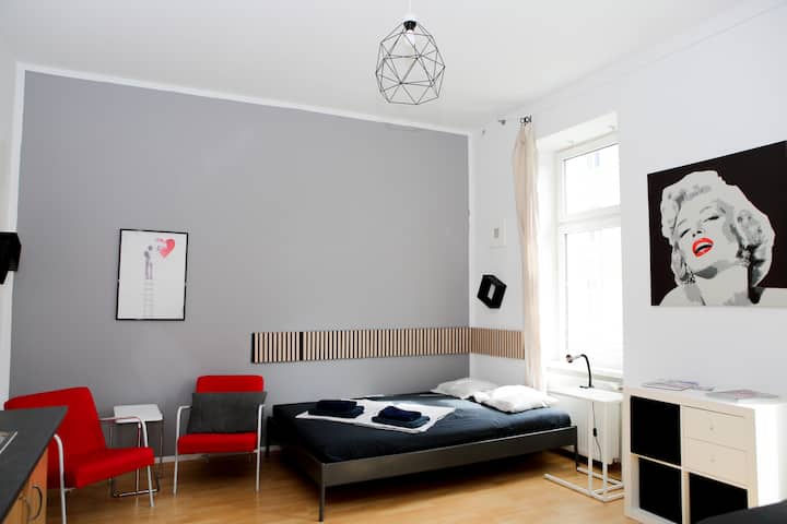 01 Home Away From Home - Bécs