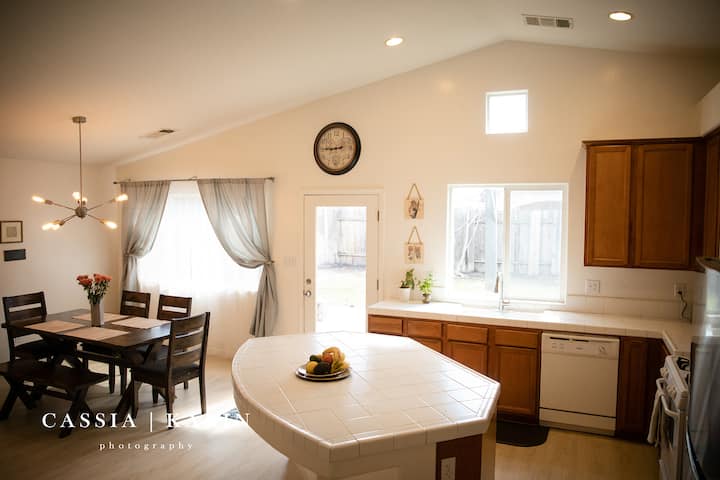 4bed/2bath Home With Shaded Yard! No Host On Site! - Bakersfield, CA