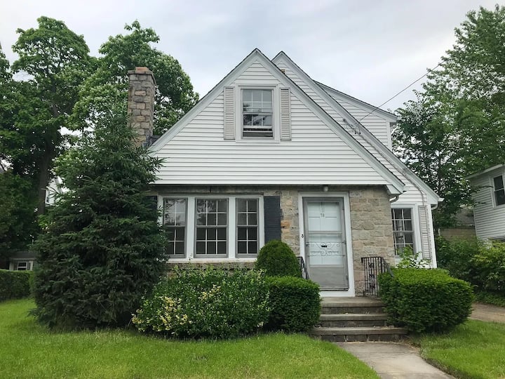 Pleasant & Private Two Bedroom Townhouse - Providence, RI