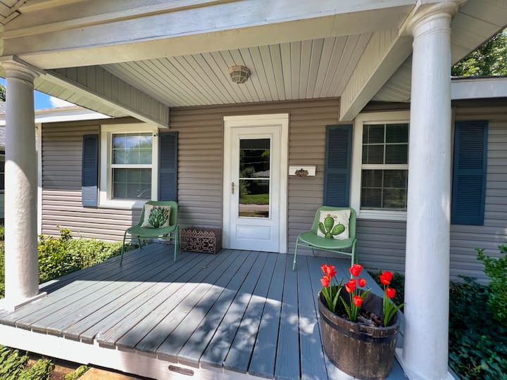 Charming & Historic Downtown Springfield Bungalow - Springfield, MO
