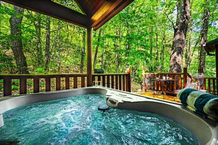 Parkside Cabin With Private Hot Tub - Wears Valley, TN