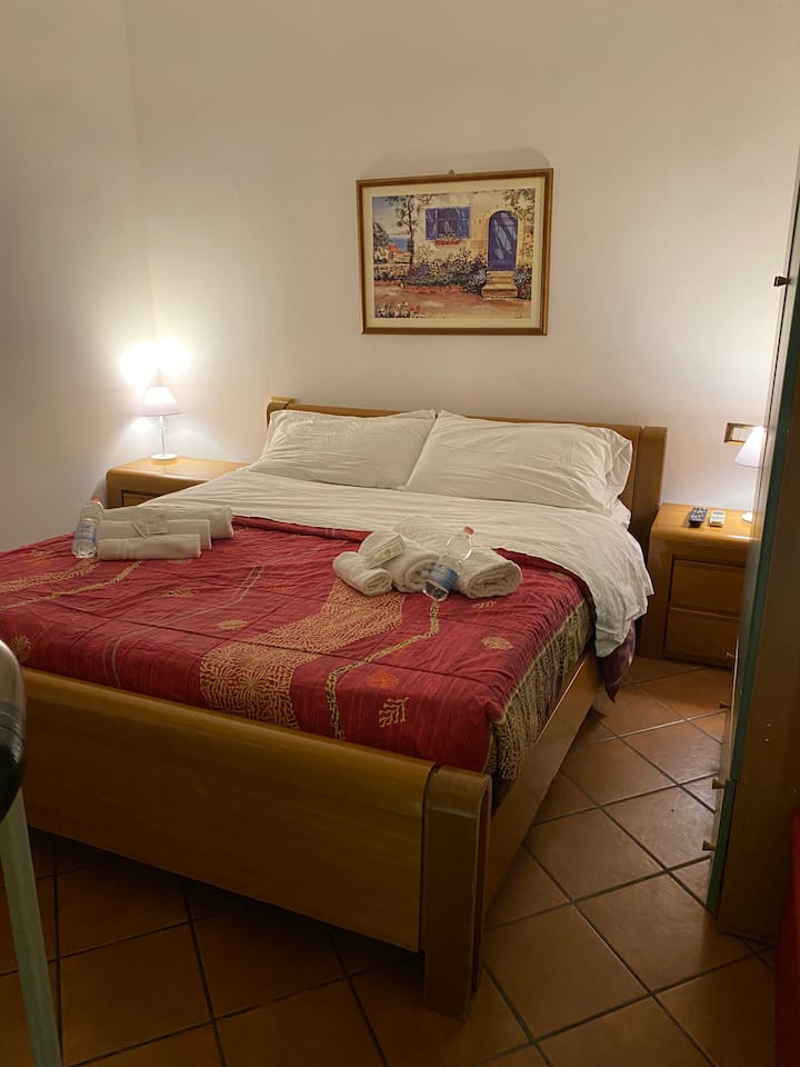 Piccola Camera Con Bagno In Camera Economi - Syracuse