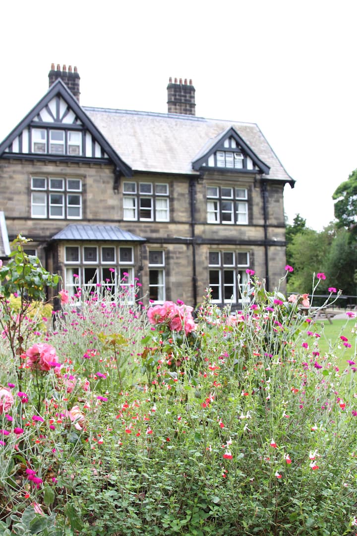 Cliffe House - A Large Country House Nr. Holmfirth - Holmfirth