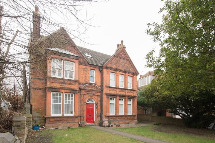 Large Bright Double Room - Chatham