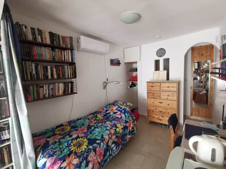 Charming Studio With Yard & Parking In Bak'a - 예루살렘