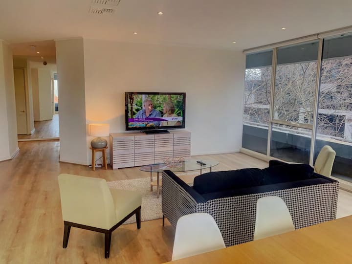 110sqm Syarra Retro Glam 3bedr+carp W/rooftop - Melbourne
