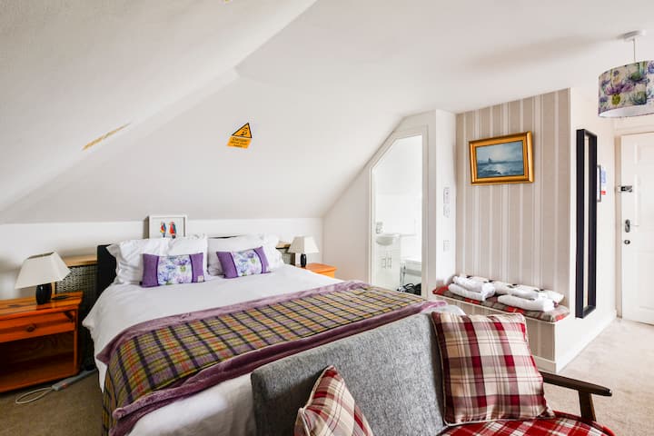 Comfy King-size Bed, Tv, Fridge And More - Fife