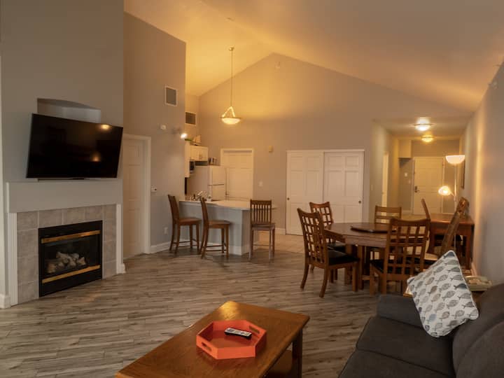 323- Premium Lake View W/spacious Living Area - Lake Geneva, WI