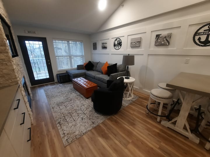 329- 2 Bedroom Condo W/balcony Lake Views - Lake Geneva, WI