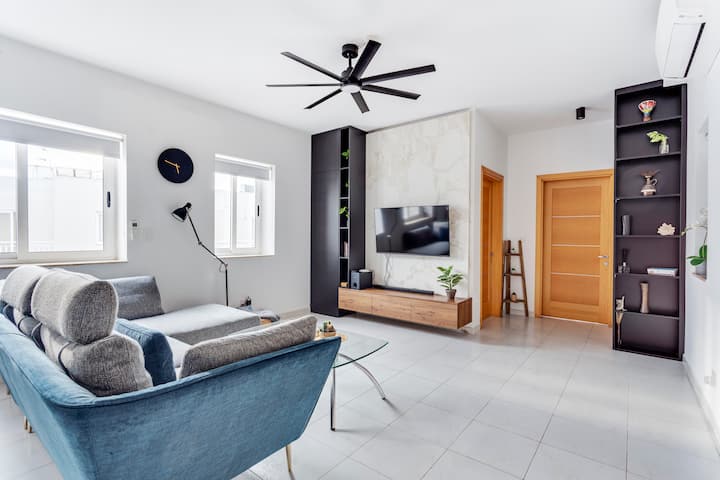 Luxury Central Fifth Floor Apartment - Malta