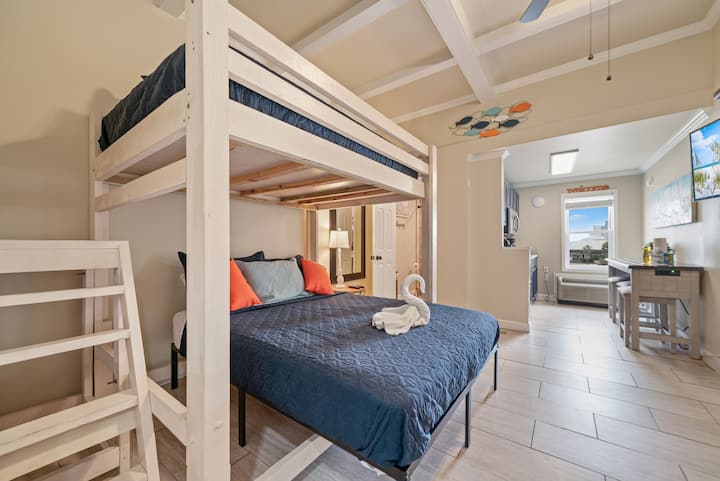 Cute Condo --Steps To Beach, Walk To The Hangout! - Gulf Shores, AL