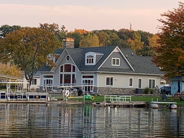 Runyan Lake House / 4 Private Suites - Sleeps 13 - Seven Lakes State Park, Holly