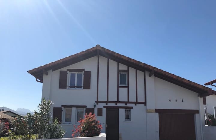Maison Basque Louée De Dimanche à Dimanche - Ciboure