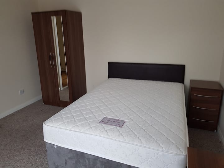 Modern Clean Double Bedroom In Gatwick/crawley - Crawley